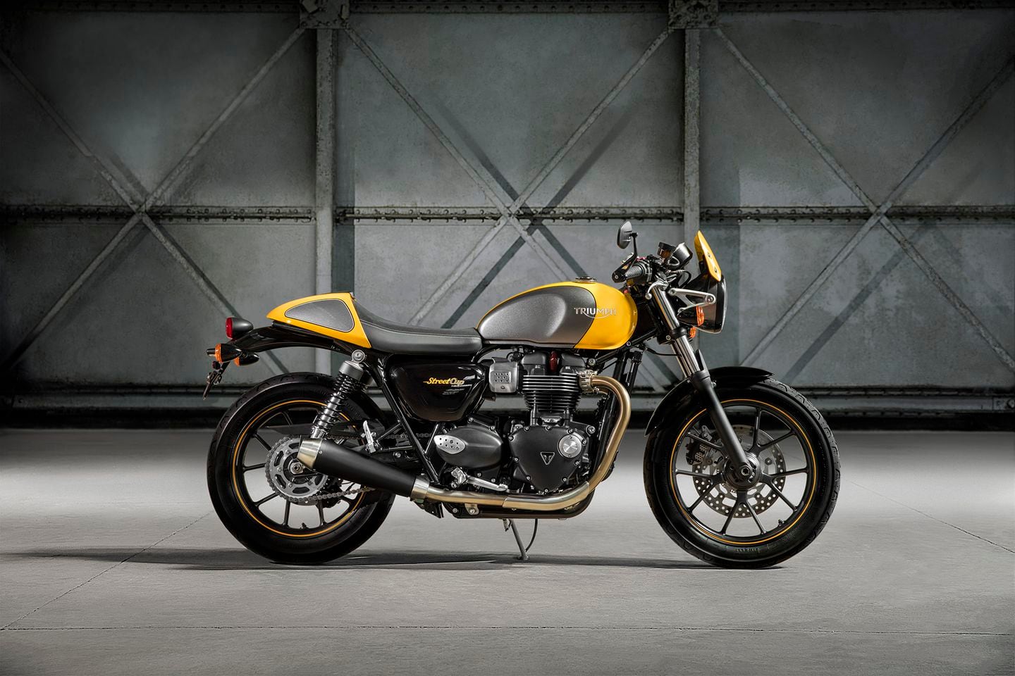 New 2017 Triumph Street Cup Review | Motorcyclist